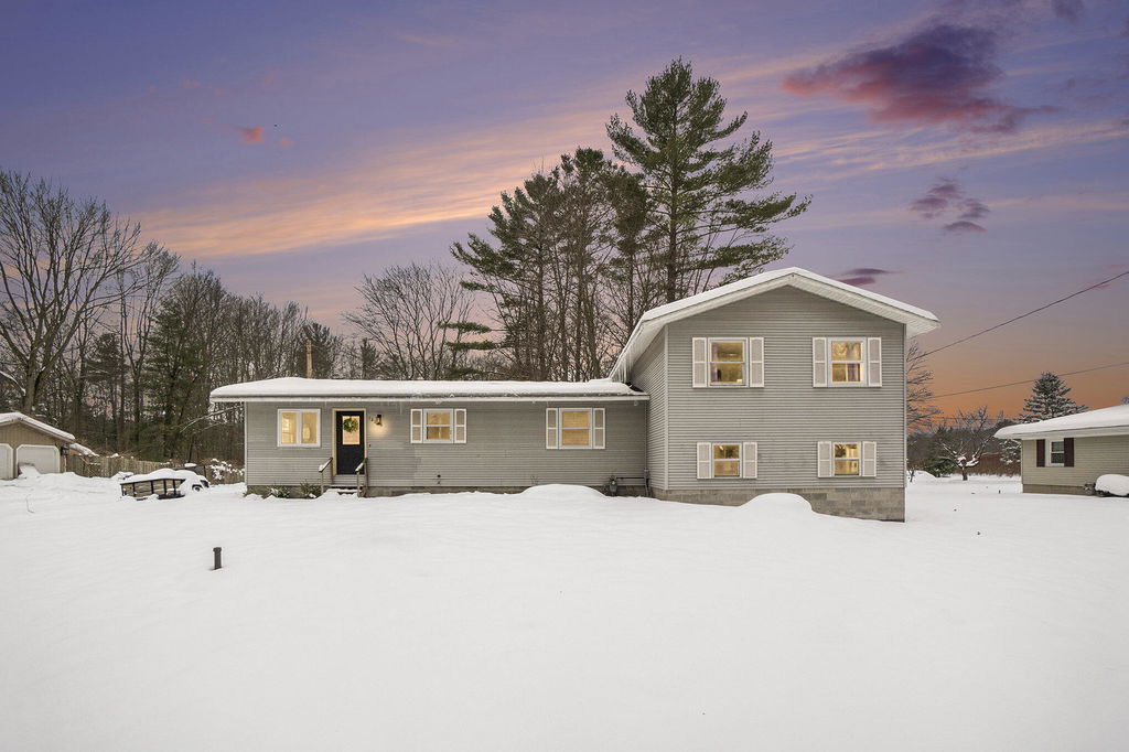 18689 W Spring Lake Rd, Spring Lake MI 49456 Home for Sale